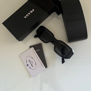 Prada Γυναικεία Γυαλιά Ηλίου με Μαύρο Κοκκάλινο Σκελετό και Μαύρο Φακό ...